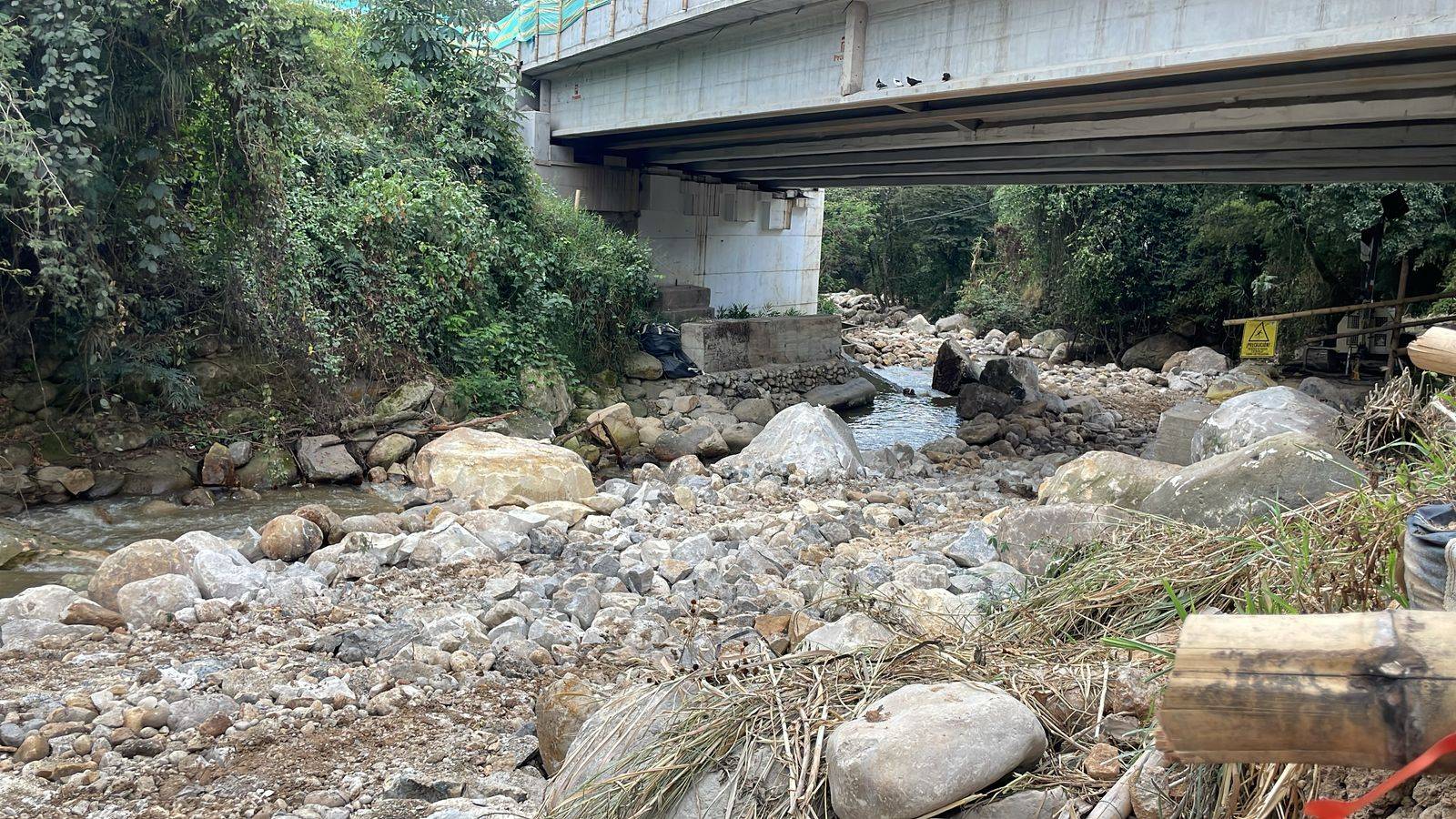 CAR detiene socavación en río de Silvania por obras en vía Bogotá ...